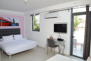 Quarto casal ou duplo econômico | Roupas de cama premium, cofres nos quartos, escrivaninha