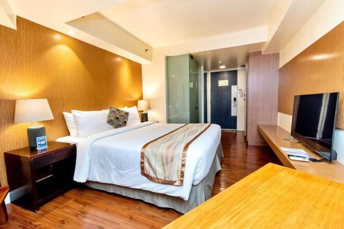 Minibar, cofre no quarto, secretária