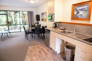 Apartamento, 1 quarto | Área de estar | TV de tela plana