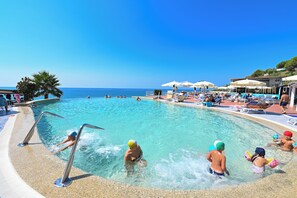 Piscina externa sazonal, guarda-sóis, espreguiçadeiras