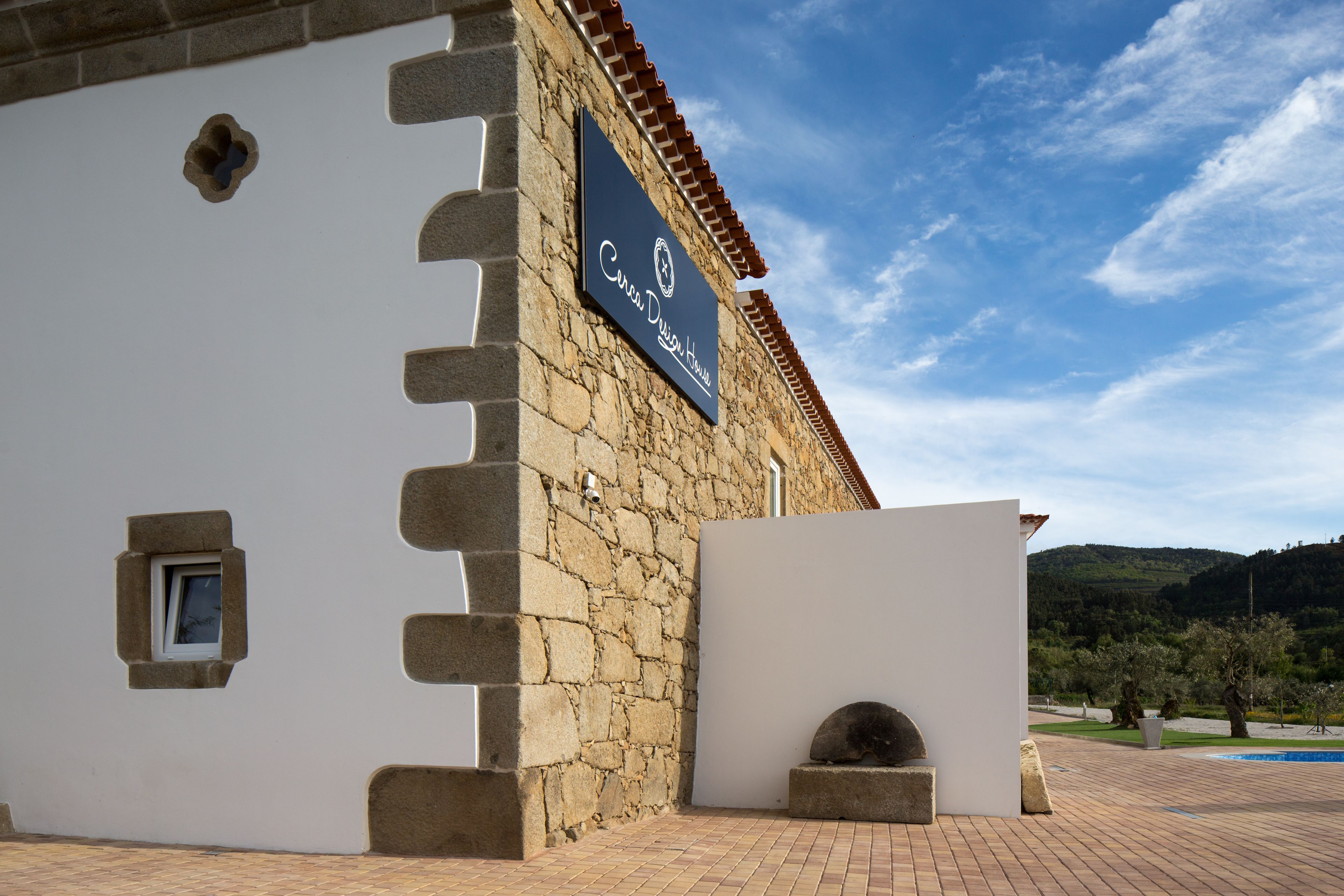 Um edifício de pedra com uma placa que diz 'Casa De Dios House'.