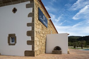 Um edifício de pedra com uma placa que diz 'Casa De Dios House'.