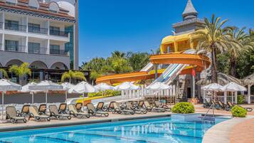 Piscina interior, 6 piscinas exteriores, guarda-sóis