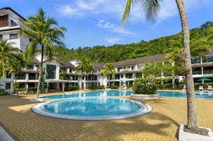 Piscina exterior, guarda-sóis, espreguiçadeiras