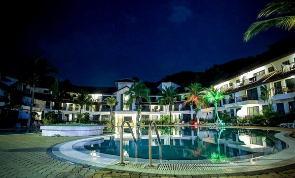 Piscina externa, guarda-sóis, espreguiçadeiras