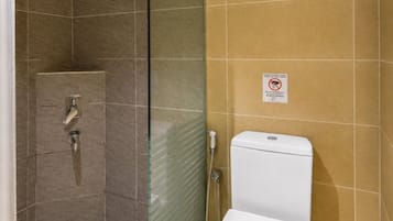 Quarto Deluxe (King) | Casa de banho | Um polibã, um secador de cabelo (mediante pedido), um bidé