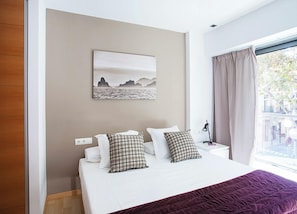 Roupas de cama premium, cofres nos quartos, cortinas blackout