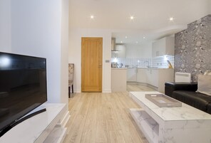 Apartamento, 1 quarto | Sala de estar | Televisor LCD de 40 polegadas com canais digitais, televisor 