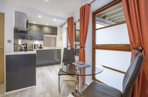 Apartamento, 1 quarto (Ground Floor) | Refeições no quarto