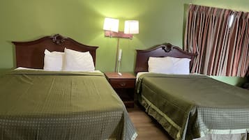 Quarto standard, 2 camas de casal, para não fumantes | Escrivaninha, ferros/tábuas de passar roupa, camas extras/dobráveis