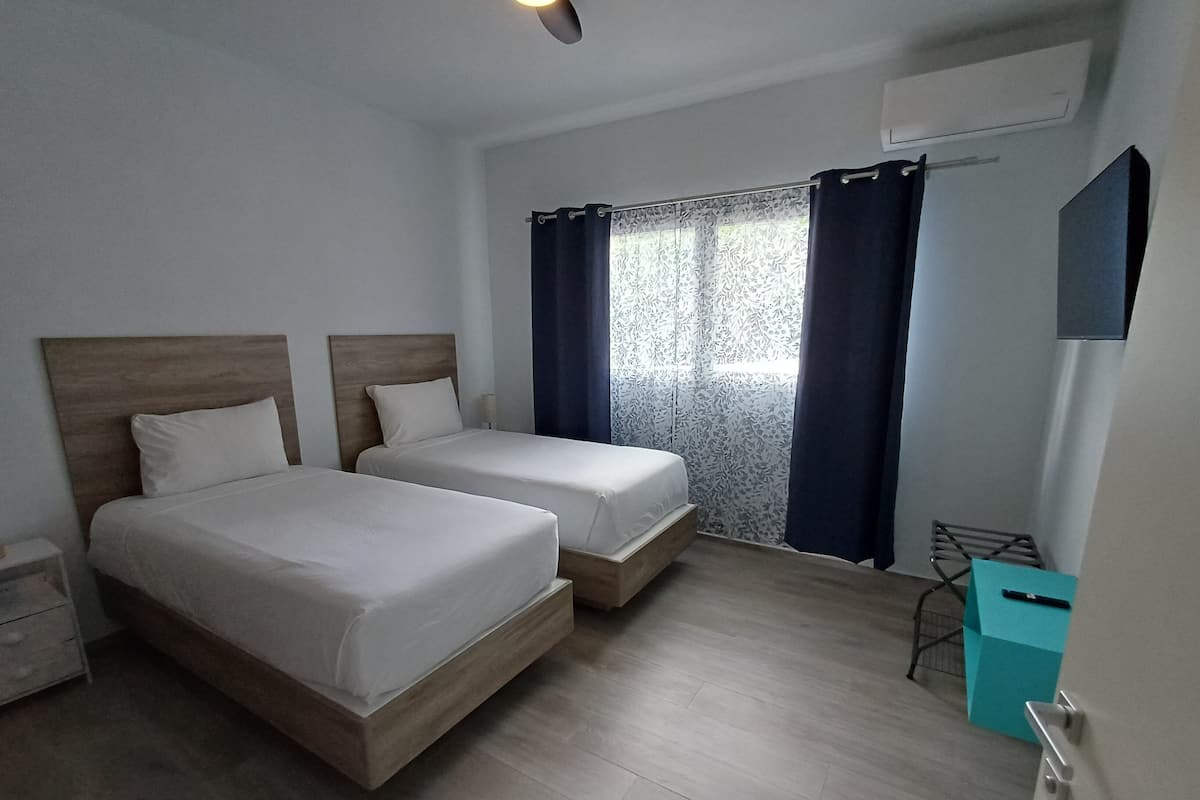 Apartamento luxo, várias camas | 2 quartos, edredons de pluma, frigobar, cofres nos quartos