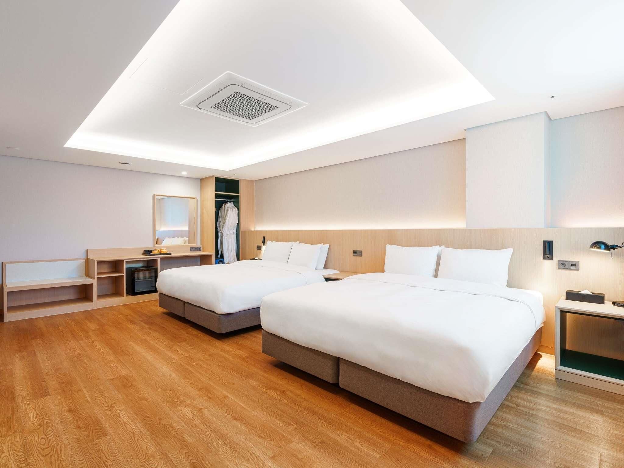 Suite Deluxe, 2 camas de casal, varanda | Roupa de alta qualidade, secretária 