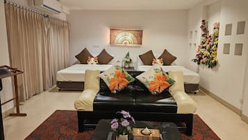 VIP room | Secretária, cortinas/cortinados opacos, camas desdobráveis