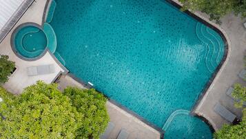 Piscina externa, espreguiçadeiras