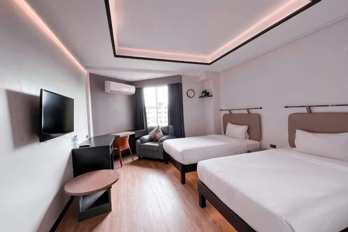 Frigobar, cofres nos quartos, escrivaninha, Wi-Fi de cortesia