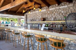 2 bares/lounges, 2 bares junto à piscina 