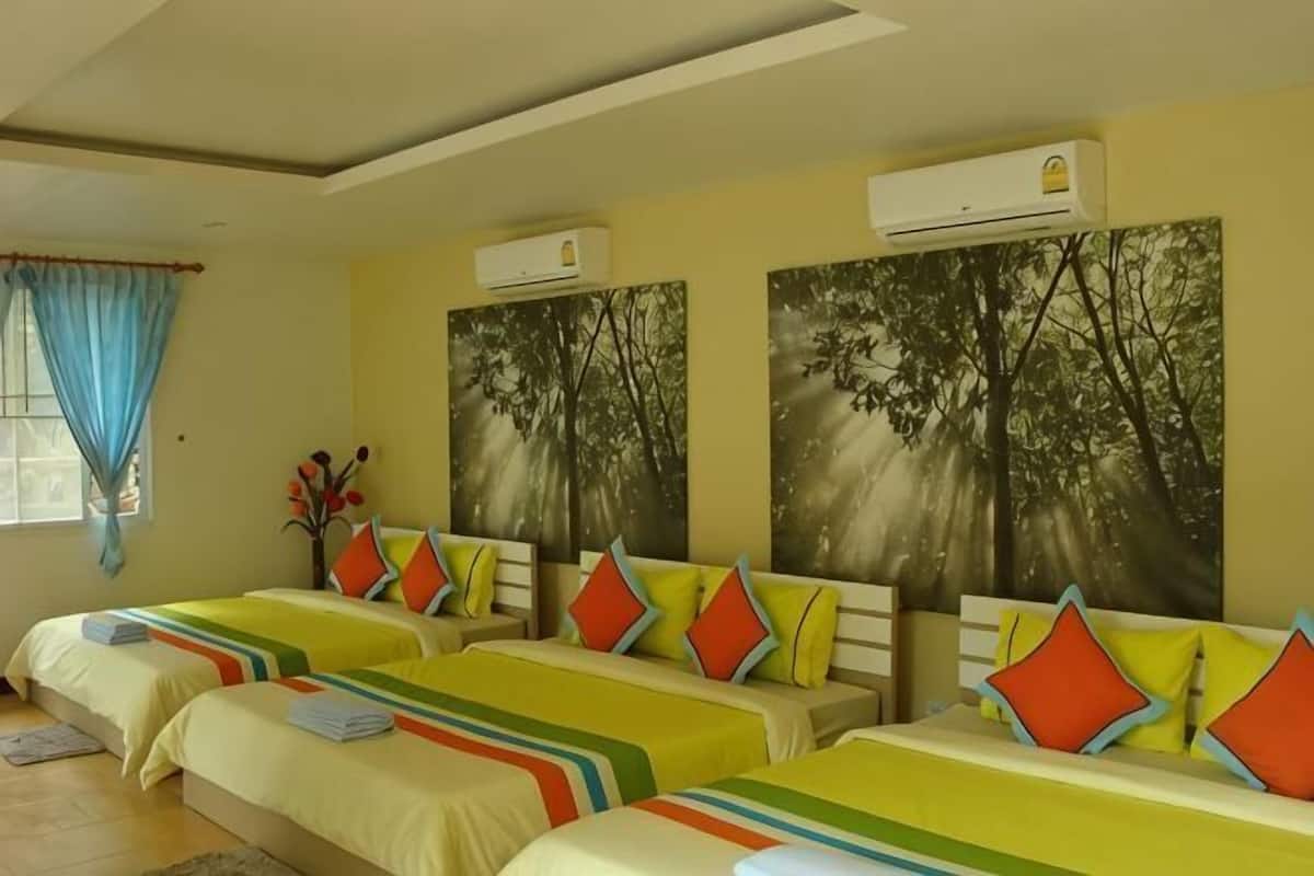 Quarto de hotel com duas camas, ar-condicionado e obras de arte nas paredes.