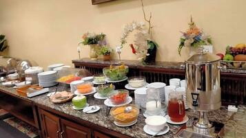 Pequeno-almoço tipo buffet diário mediante uma taxa
