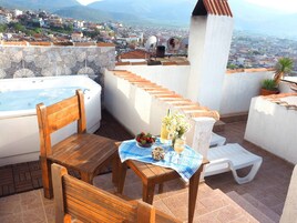 Quarto Panorâmico, banheira de hidromassagem, Vista para a cidade | Banheira de hidromassagem