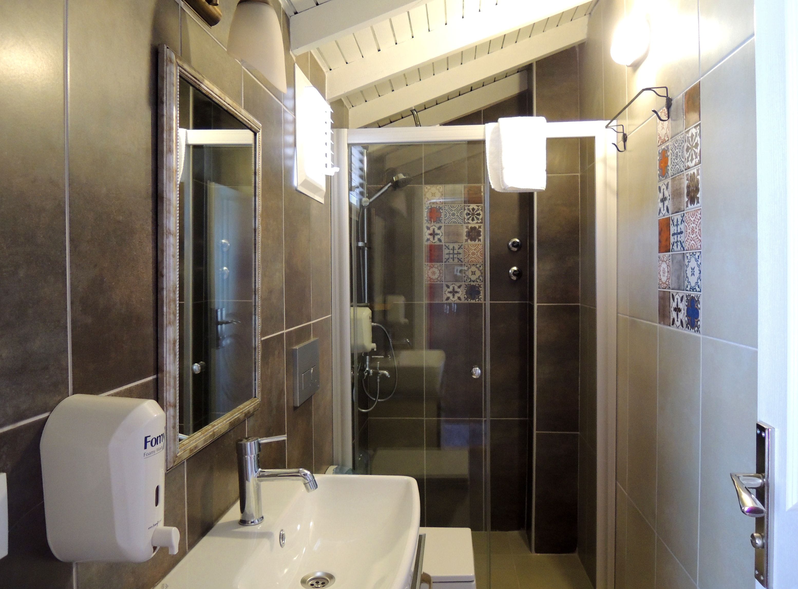 Quarto panorâmico, banheira de hidromassagem, vista para a cidade | Banheiro | Chuveiro, chuveiro com efeito de chuva, produtos de toalete grátis 