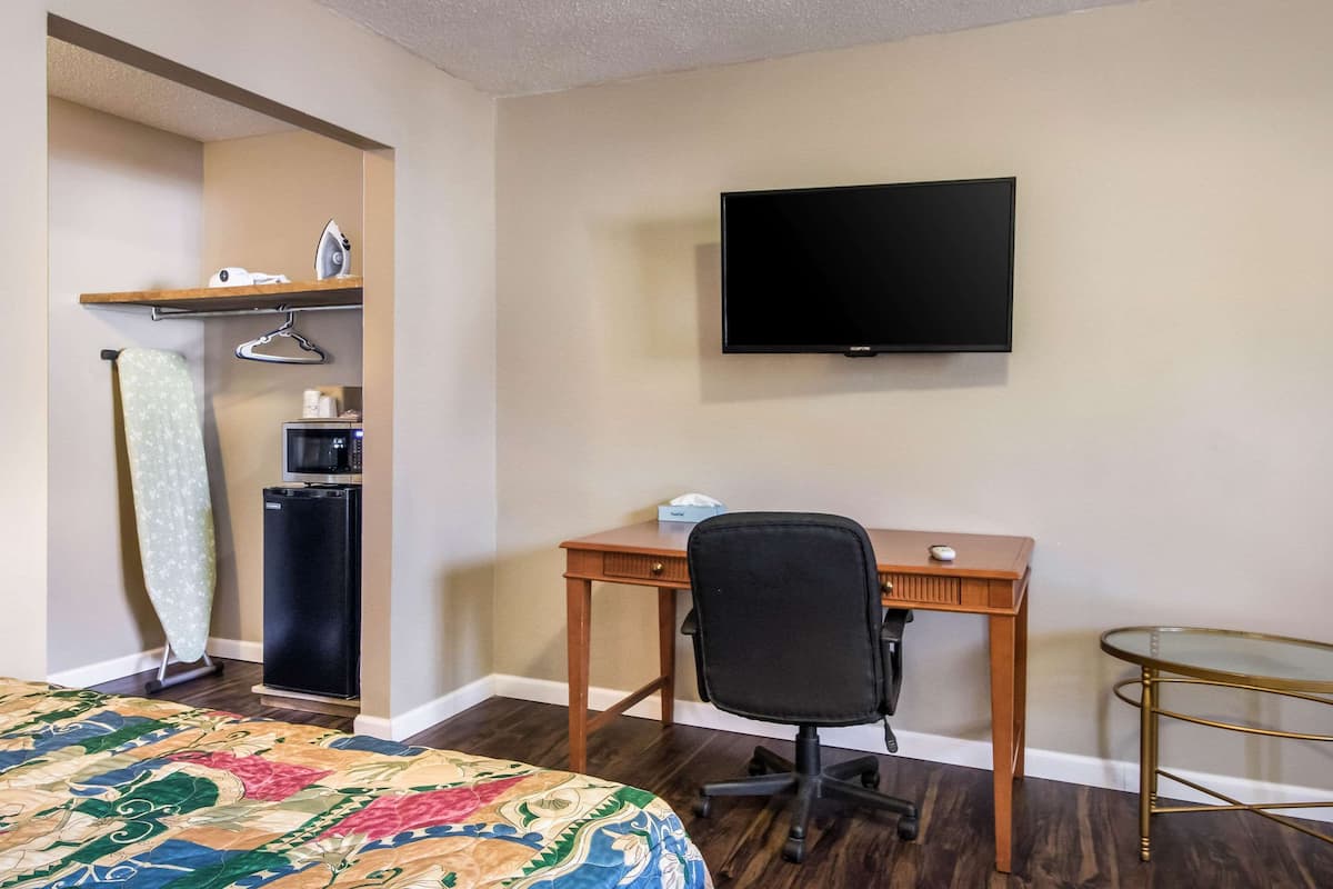 Quarto, 2 camas queen-size, não fumadores | Camas desdobráveis, Wi-fi grátis, roupa de cama fornecida