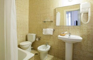 Artigos de higiene pessoal grátis, um secador de cabelo 