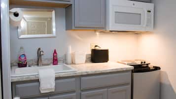 Quarto premium, 2 camas Queen (1st floor) | Cozinha americana privada | Geladeira, micro-ondas, cafeteira/chaleira