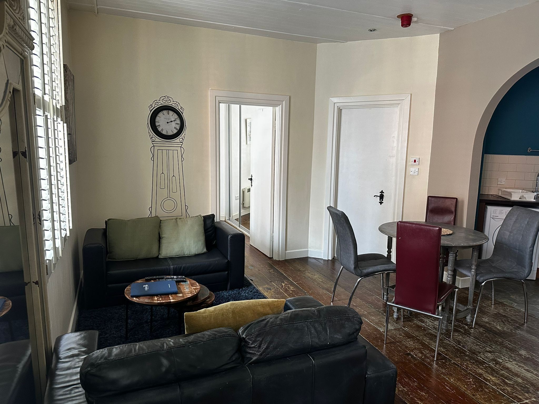 Apartamento econômico, 2 quartos, cozinha, vista para a cidade | Área de estar | TV de tela plana