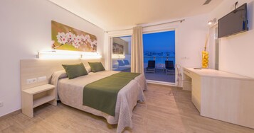 Quarto Duplo Premium, terraço | Cofre no quarto, secretária, cortinas/cortinados opacos, Wi-fi grátis 