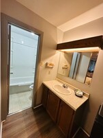 Quarto, 1 cama Queen, para não fumantes | Banheiro | Produtos de toalete grátis, secador de cabelo, toalhas de banho 