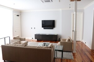 Deluxe Two Bedroom Suite | Área de estar | TV de tela plana, Netflix