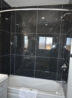 Quarto Standard, 2 camas queen-size | Casa de banho | Uma combinação polibã/banheira, artigos de higiene pessoal grátis 