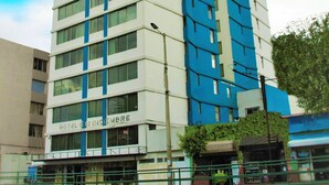 Um hotel de vários andares com design moderno, destacando um esquema de cores vermelho e azul.