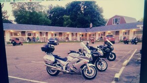 Um motel com estacionamento.