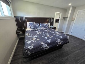 Quarto Standard, 1 cama king-size, kitchenette | Secretária, Wi-fi grátis, roupa de cama fornecida 