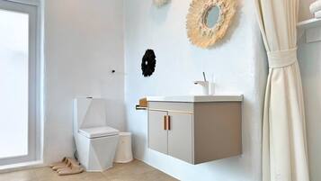 Quarto casal luxo, 1 cama King, vista para a montanha | Banheiro | Secador de cabelo, chinelos, toalhas de banho