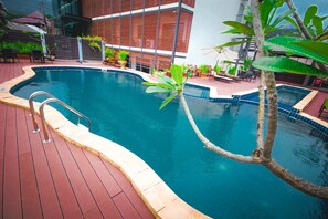Piscina externa, guarda-sóis, espreguiçadeiras