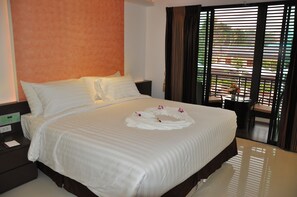 Deluxe Double or Twin Room with Pool View | Cofre no quarto, Wi-fi grátis, roupa de cama fornecida 
