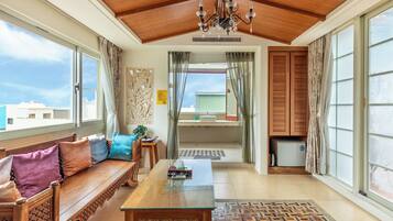 Quarto Duplo Deluxe, varanda, vista para o oceano | Cortinas/cortinados opacos, Wi-fi grátis, roupa de cama fornecida