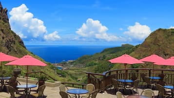 Almoços e jantares servidos, com vista para o oceano