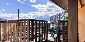 Um deck de madeira com vista para uma montanha.
