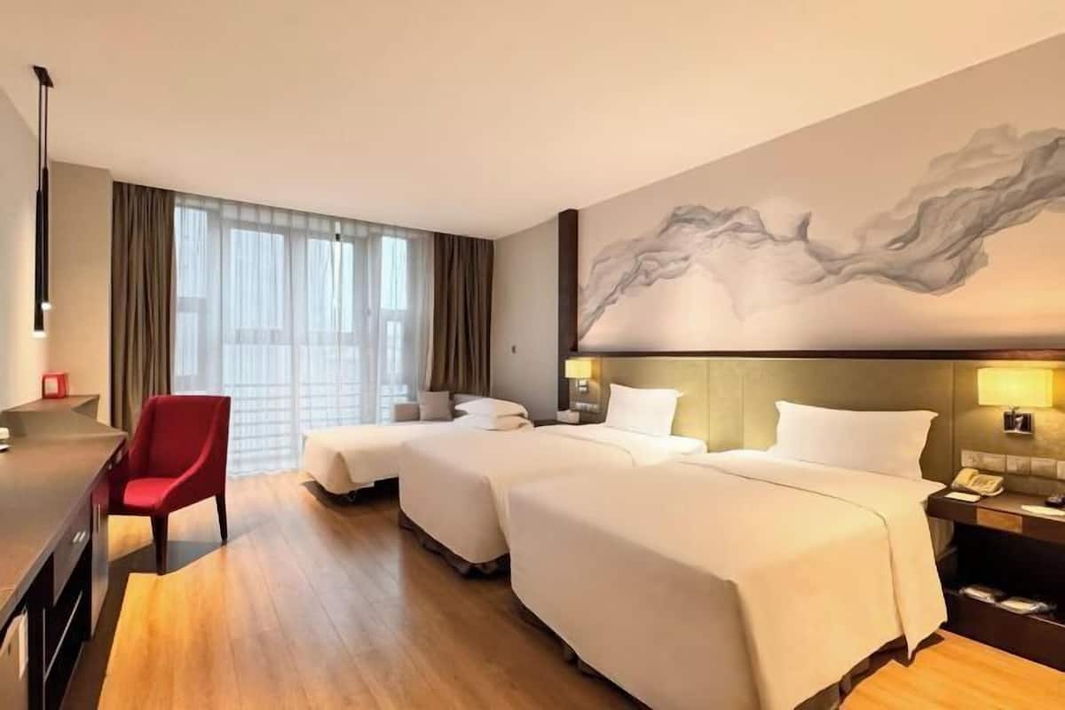Roupas de cama premium, cofres nos quartos, escrivaninha