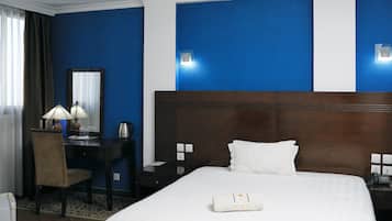 Quarto solteiro, 1 cama King | Roupas de cama premium, camas Select Comfort, frigobar