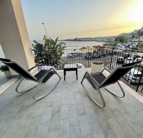 Quarto Quádruplo Exclusivo | Minibar, secretária adequada para computadores portáteis, Wi-fi grátis . Oasis