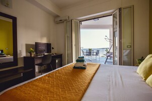 Quarto Duplo ou Twin Deluxe, vista para o mar | Minibar, secretária adequada para computadores portáteis, Wi-fi grátis 