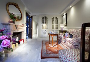 Quarto casal (Italiana) | Área de estar | TV de tela plana 22 polegadas com canais digitais, TV, lareira