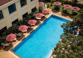 Piscina externa, guarda-sóis, espreguiçadeiras