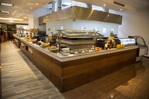 Café da manhã com buffet todos os dias mediante uma taxa