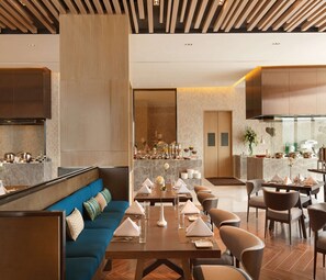 3 restaurantes, pequenos-almoços servidos, cozinha internacional 