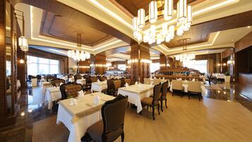 7 restaurantes, jantares servidos, cozinha turca